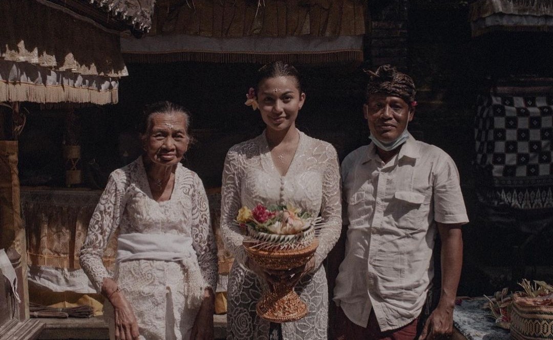 Ariel Tatum Posting Foto Ritual, Netizen Kebingungan dan Heboh Soal ...